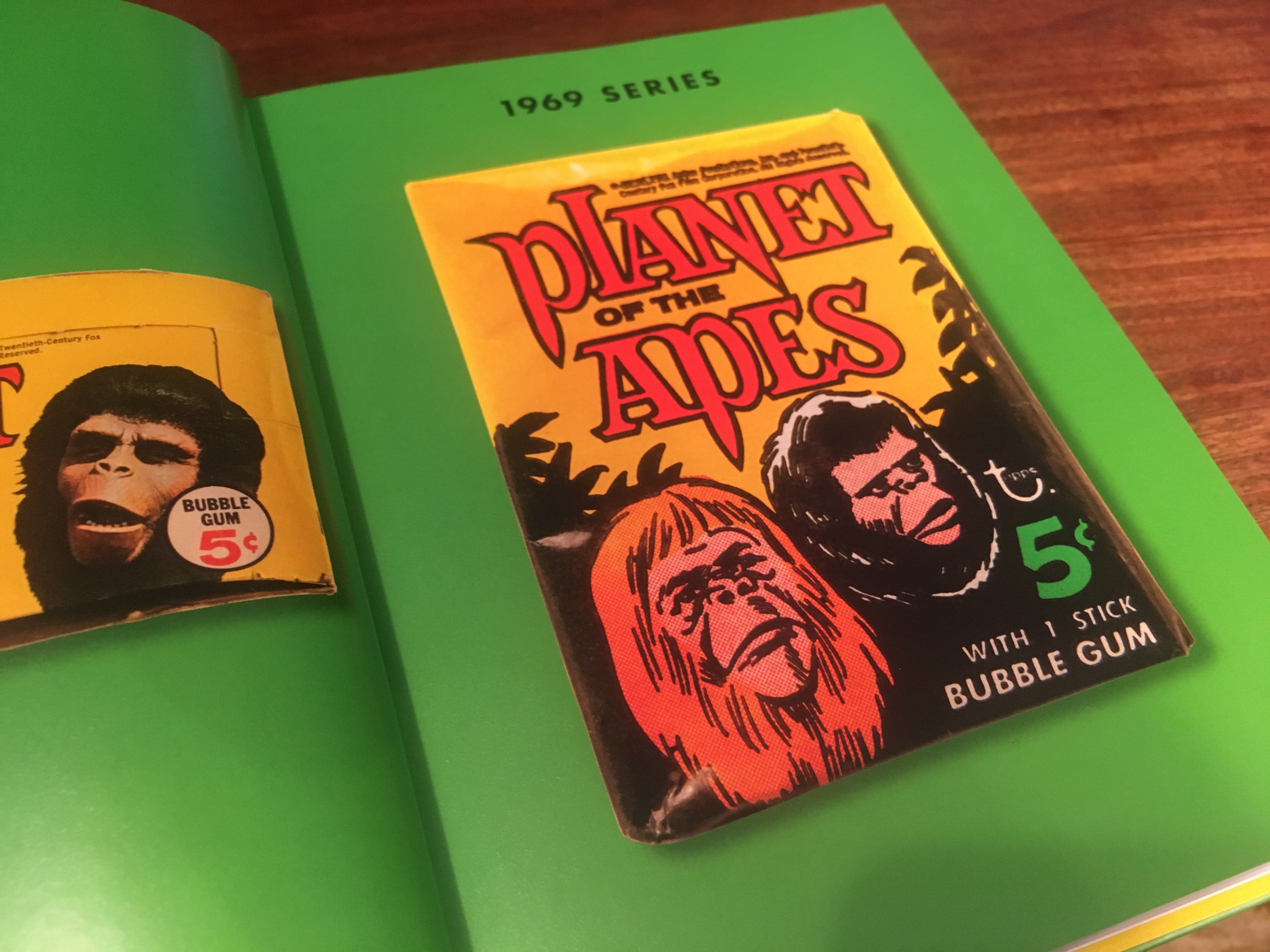 SUPER-CHIMP! Dig the 13 Grooviest PLANET OF THE APES Trading Cards ...